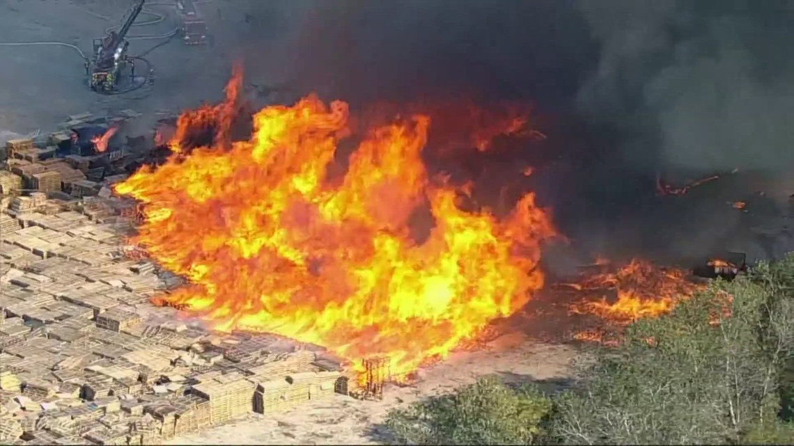 Dallas firefighters still battling large pallet fire | wfaa.com