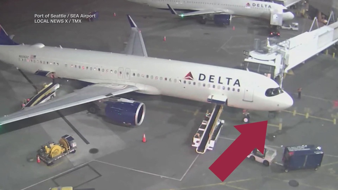 Delta Airline passengers evacuate after mechanical malfunction sparks ...