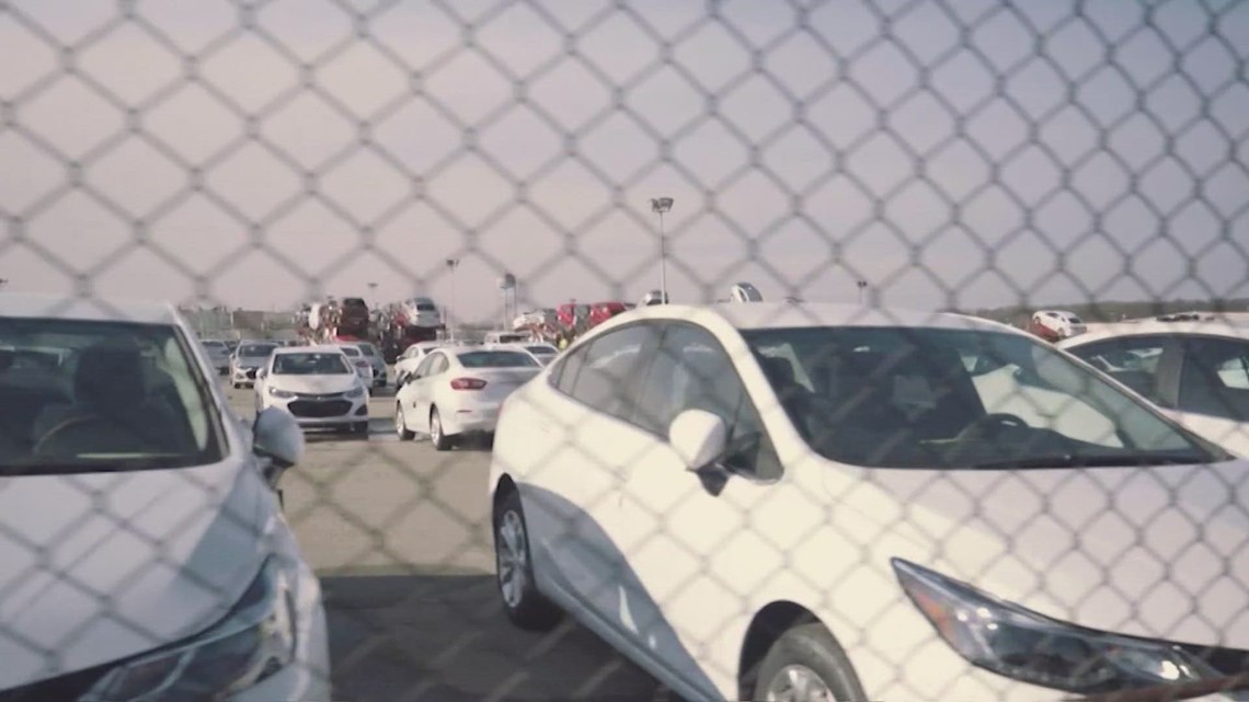 How the potential autoworker strike can impact car buyers | wfaa.com