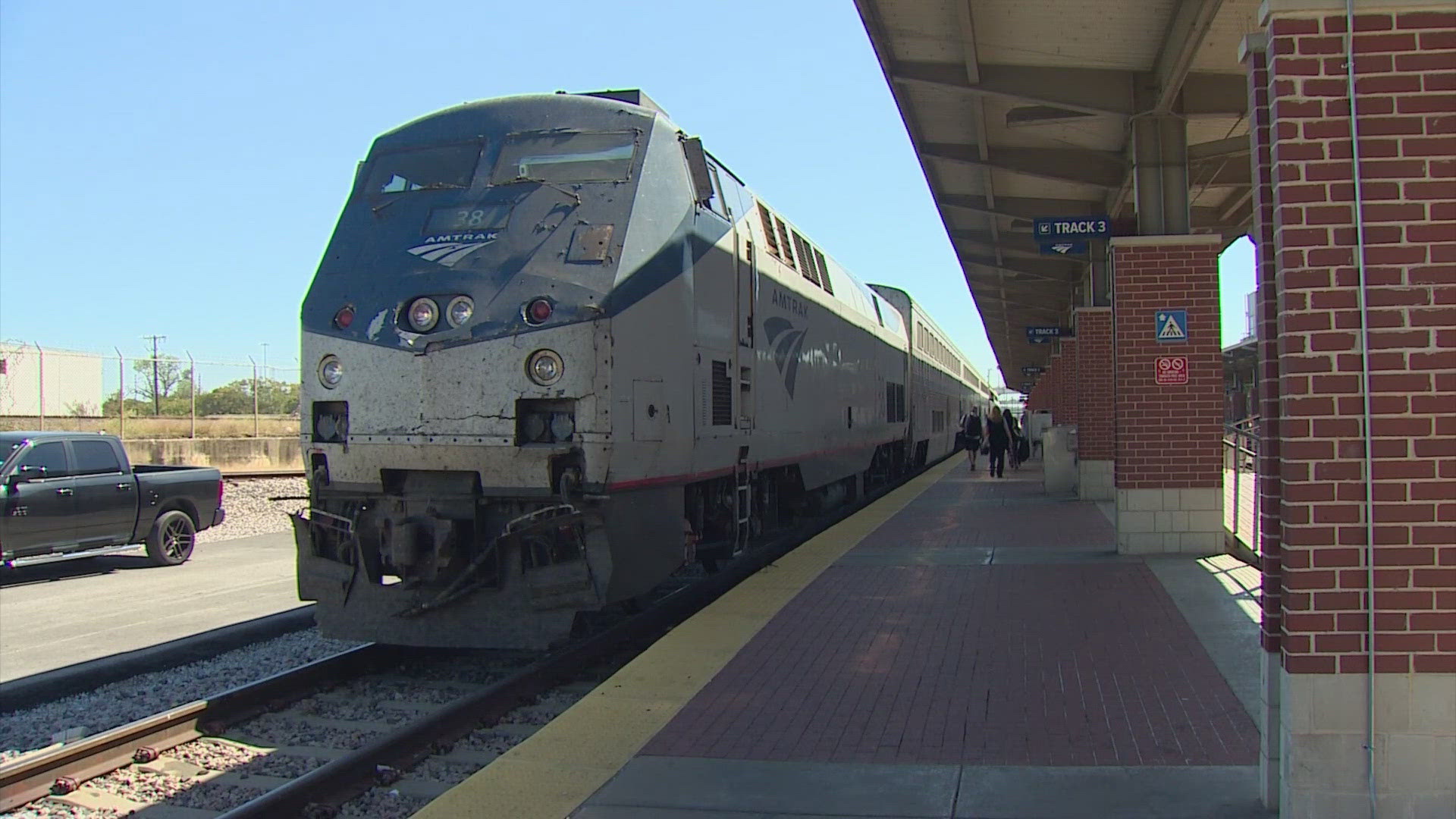 Fans ride Amtrak's Heartland Flyer for Red River Rivalry amid questions ...