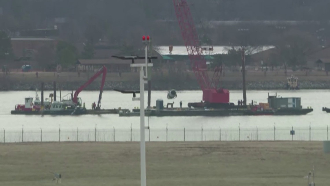 Salvage crews remove American Airlines jet from Potomac River | wfaa.com