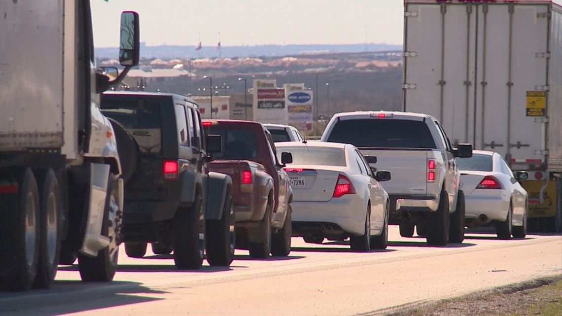 Traffic Alert: I-35W lanes close for overhead sign replacement | wfaa.com