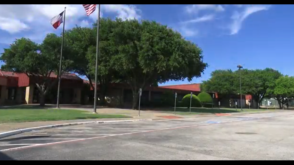 Past Allen ISD graduates bid farewell to old high school | wfaa.com