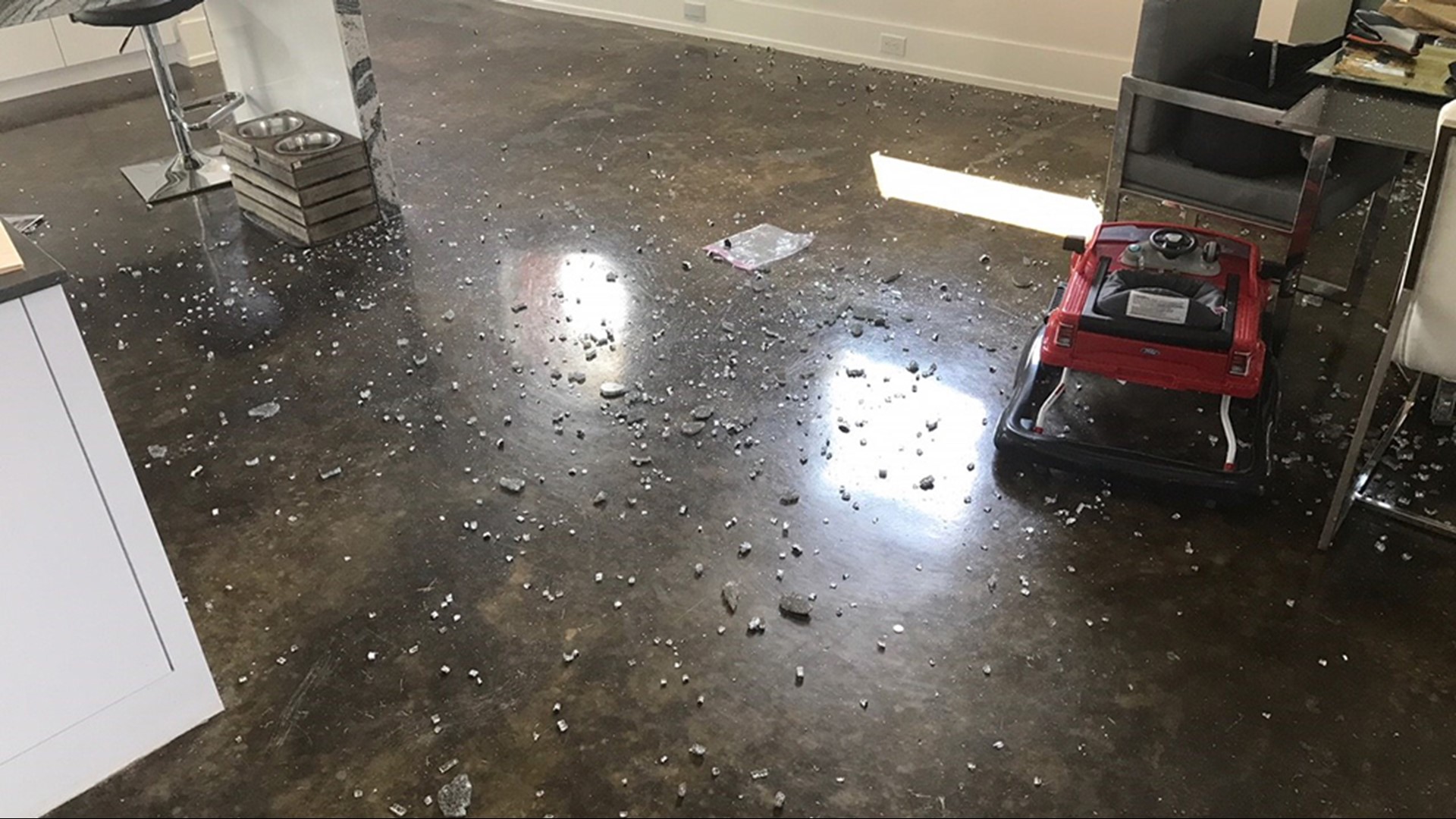 VIDEO: Houston family's glass table explodes without warning | wfaa.com
