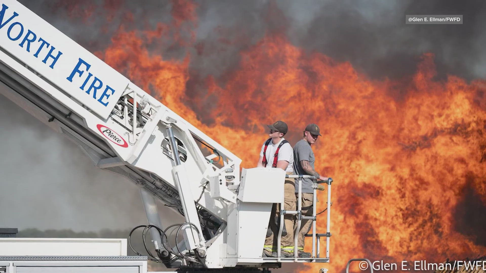 Fort Worth firefighters attack massive blaze Sunday | wfaa.com