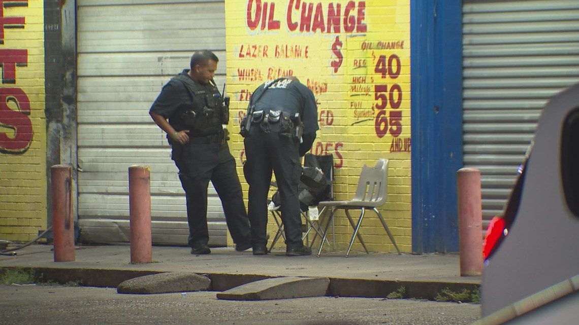 Dallas, Texas: Shooting leaves 1 dead, 1 injured during robbery | wfaa.com