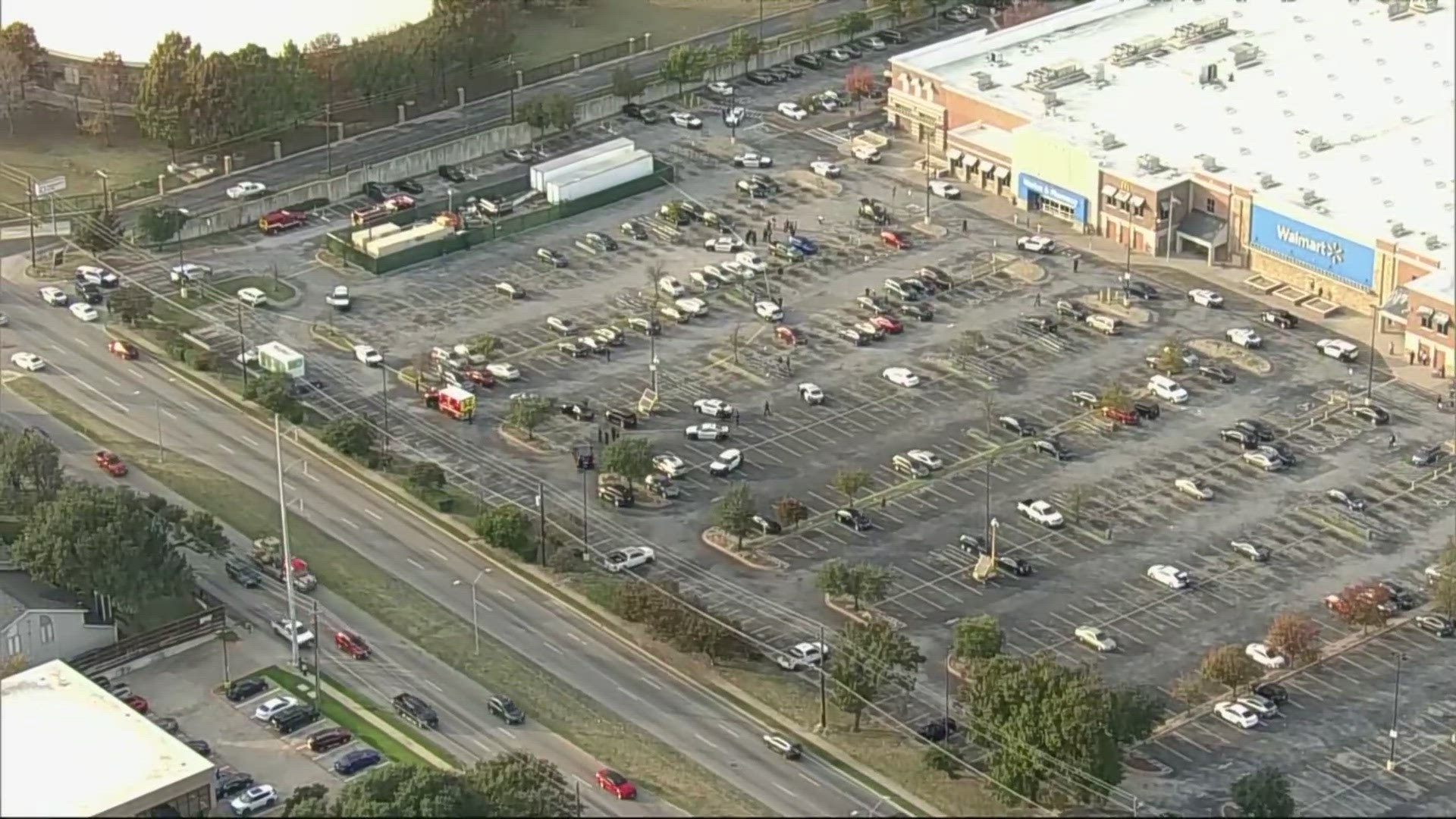 Large police presence seen at northern Dallas Walmart | wfaa.com
