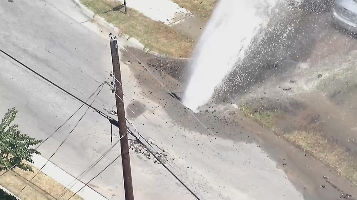 Water main break drenches house and car in South Dallas | wfaa.com