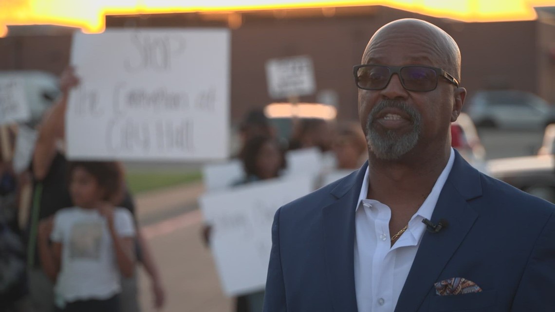 Fired Forest Hill police chief says he wants his job back | wfaa.com