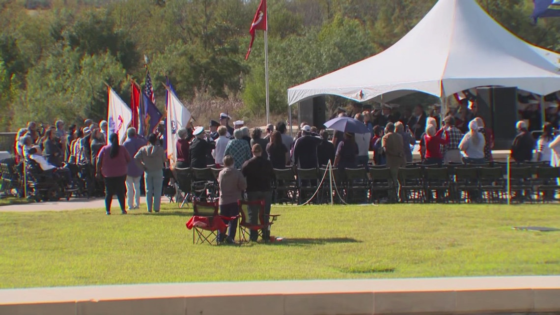 Veterans Day commemorations in North Texas: DFW National Cemetery ...