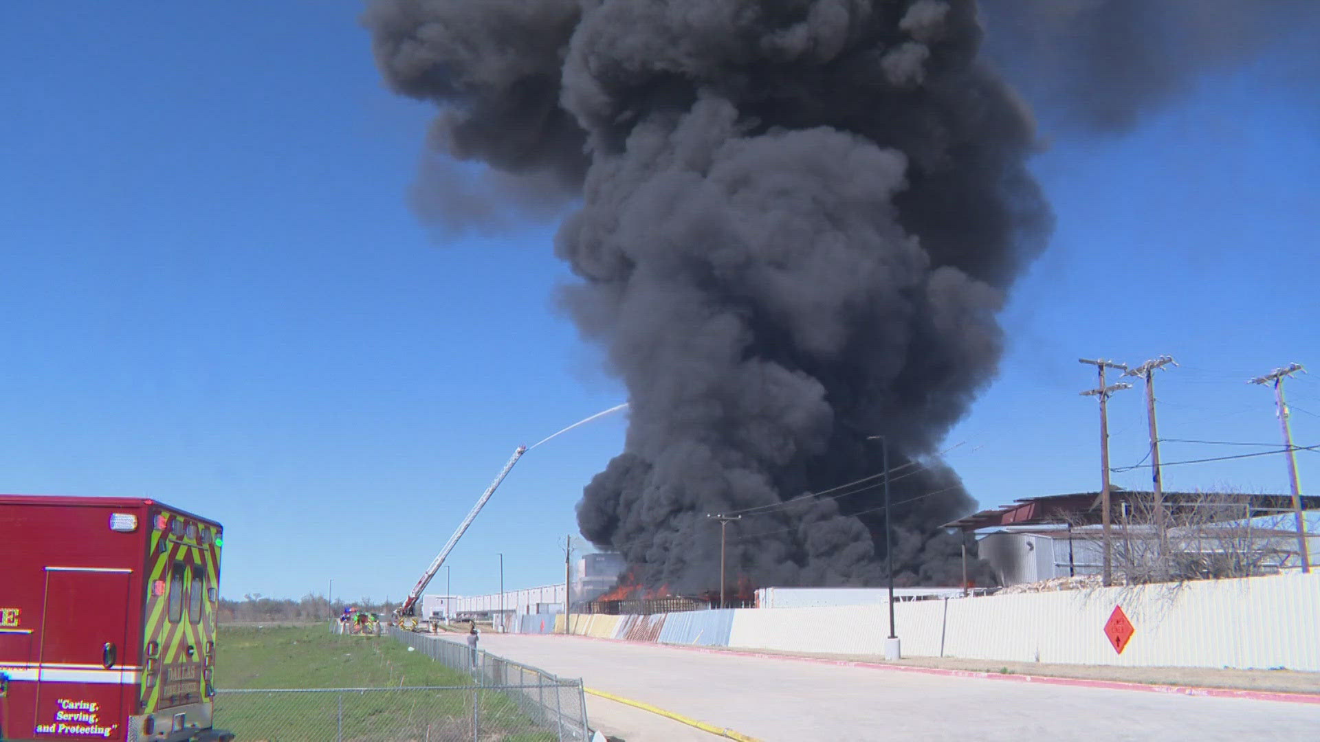 Large fire erupts at West Dallas recycling plant | wfaa.com