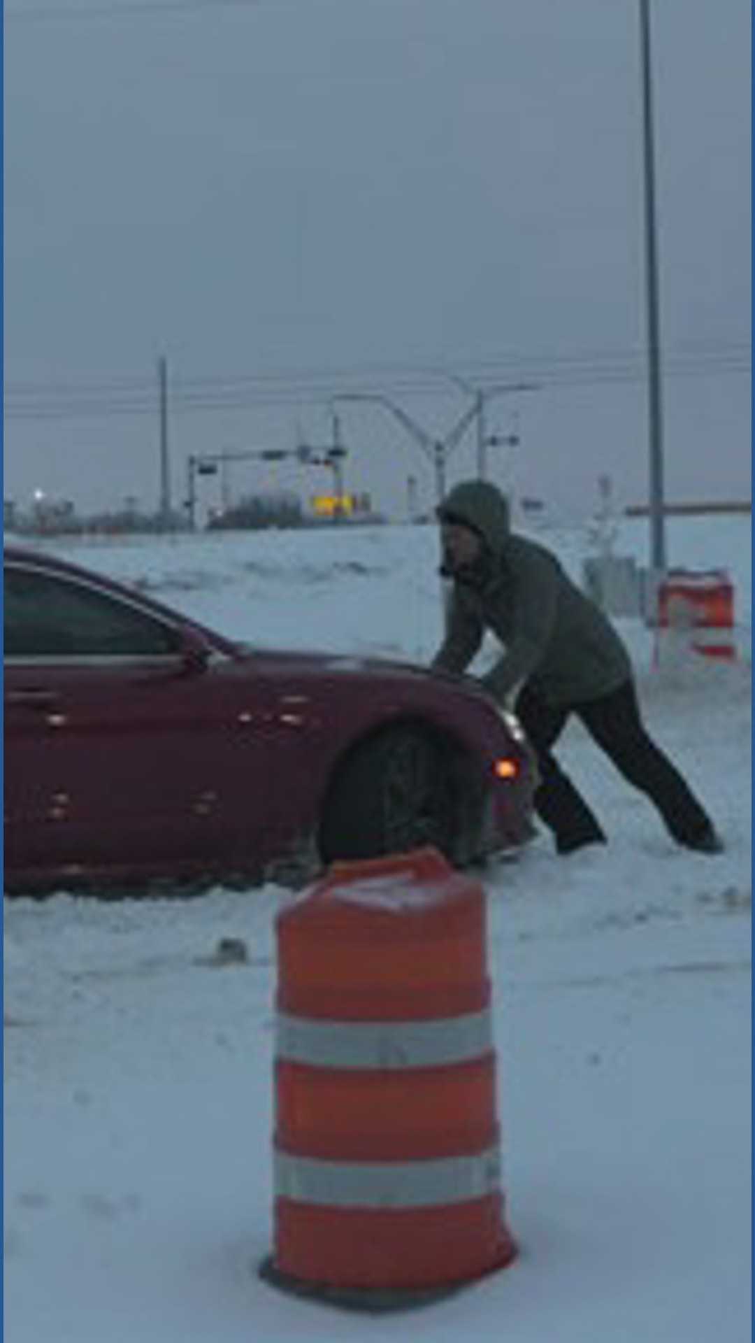 WFAA reporter Cole Sullivan helping driver stuck in the ice in ...
