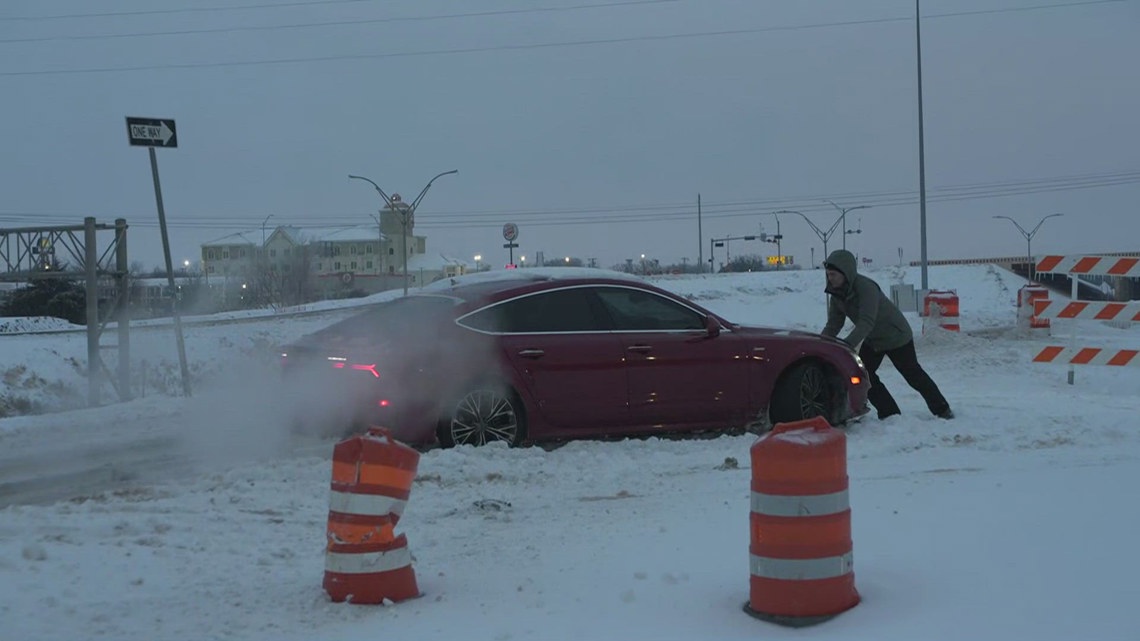 WFAA reporter Cole Sullivan helping driver stuck in the ice in ...