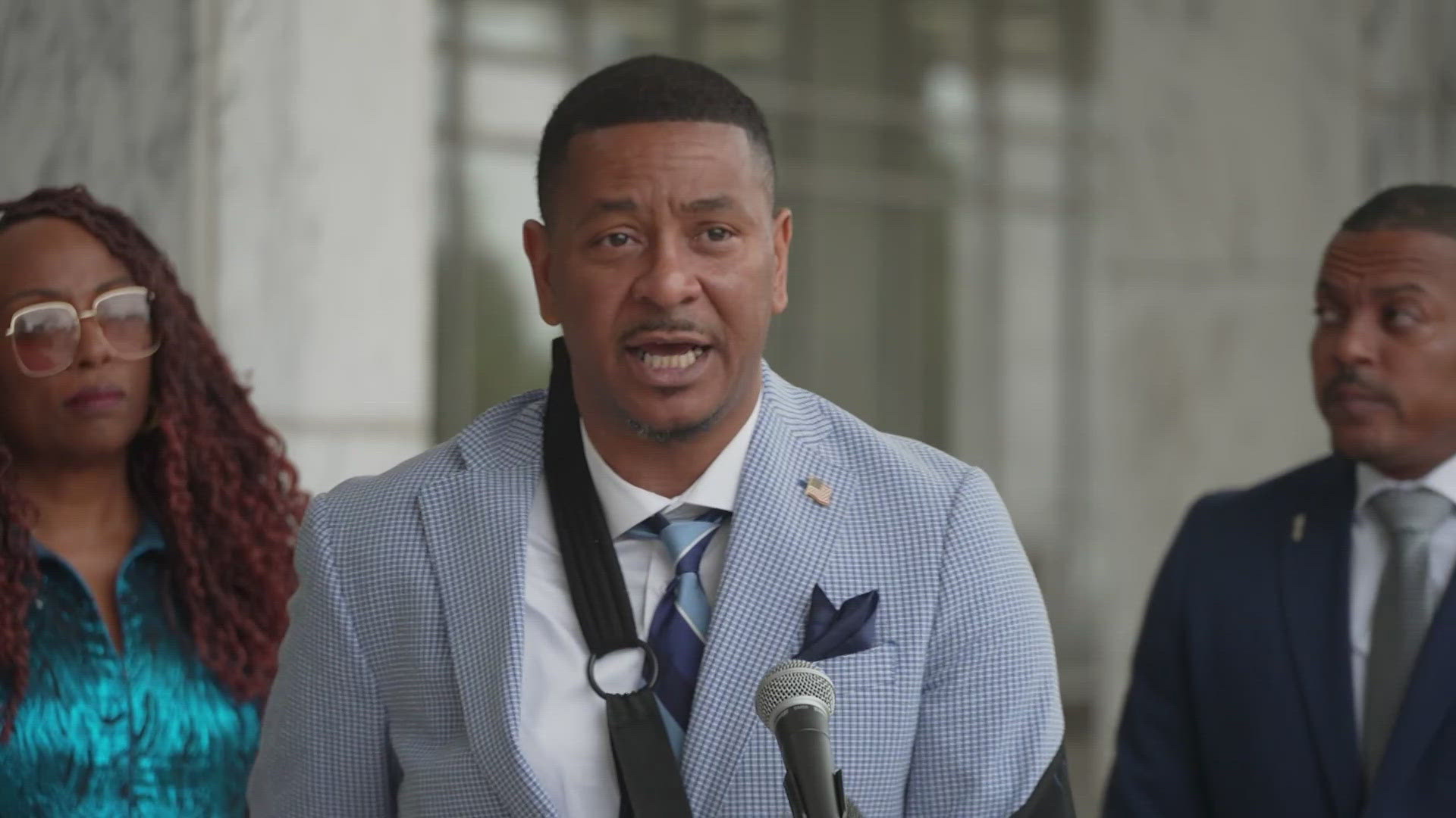 VIDEO: Passenger detained and tased at Dallas airport | wfaa.com