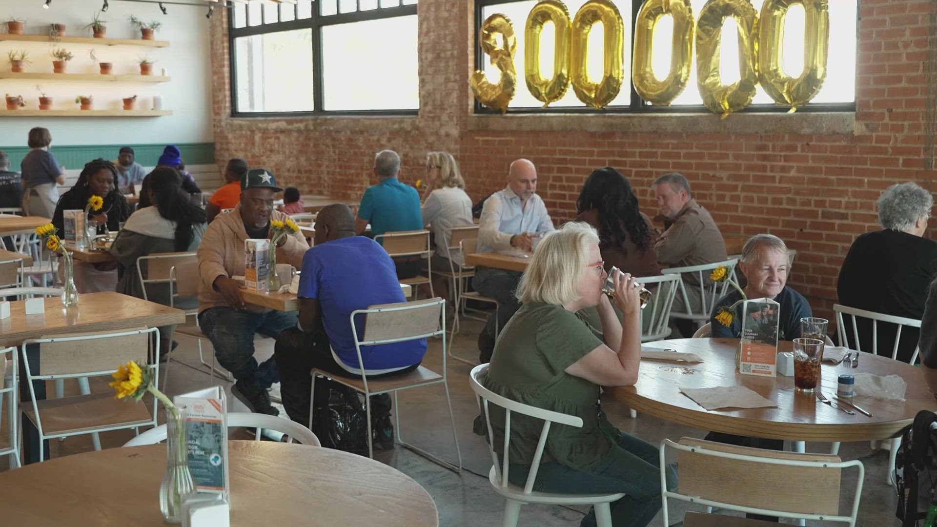 Fort Worth volunteer helps keep tables full, as SNAP benefits paused ...