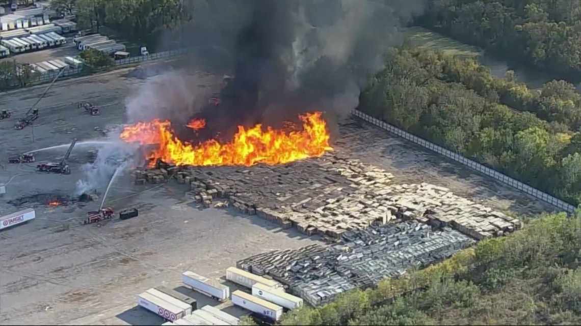 Crews battled massive 3-alarm pallet fire in Southern Dallas | wfaa.com