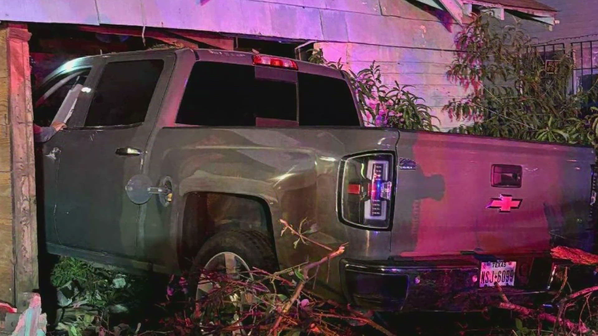 Pickup truck crashes into Fort Worth home, driver flees scene | wfaa.com