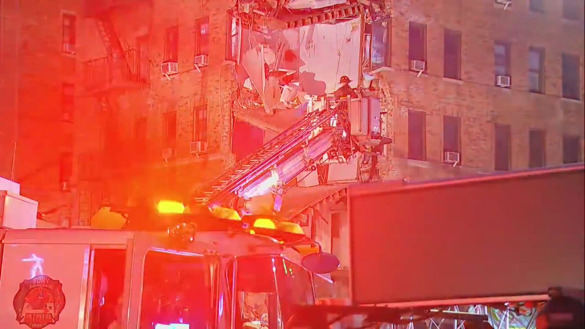 Corner of Bronx building collapses, leaves apartments exposed | wfaa.com