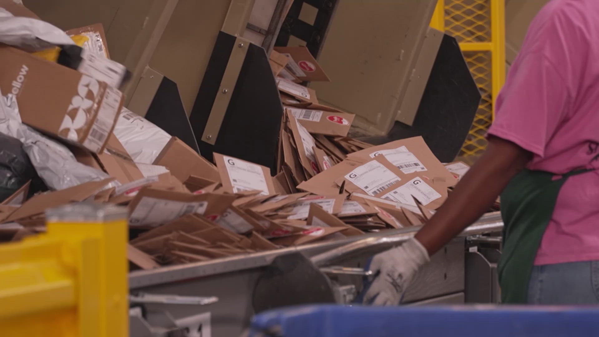 Postal Service ramps up for holiday rush as officials urge customers to ...