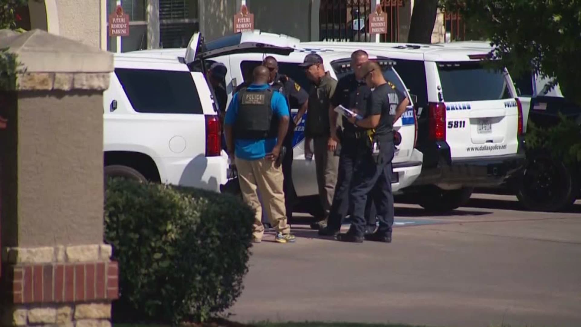 SWAT standoff after shot fired at Dallas officers | wfaa.com