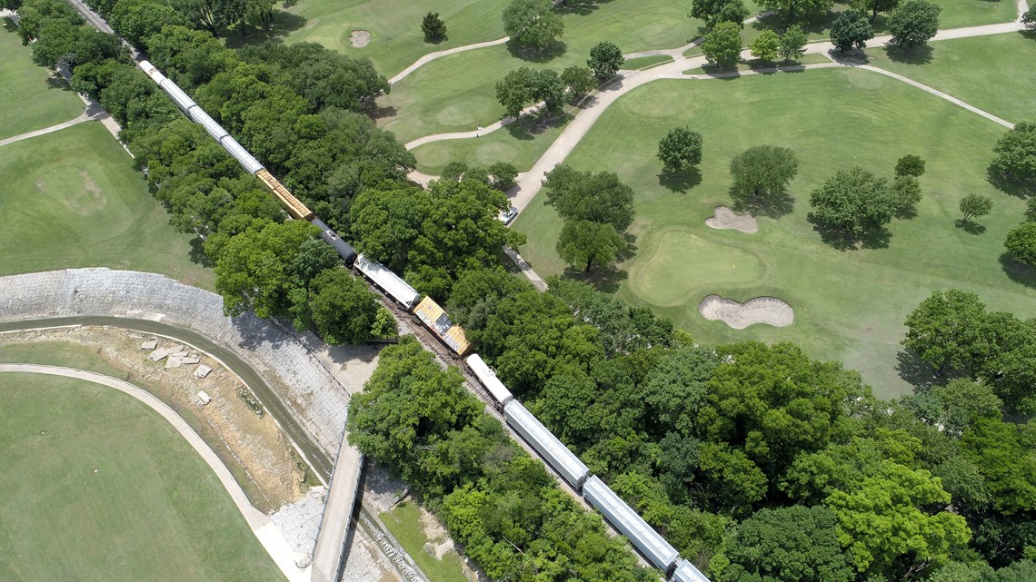 Train still derailed near Tenison Park Golf Course; all traffic lanes ...