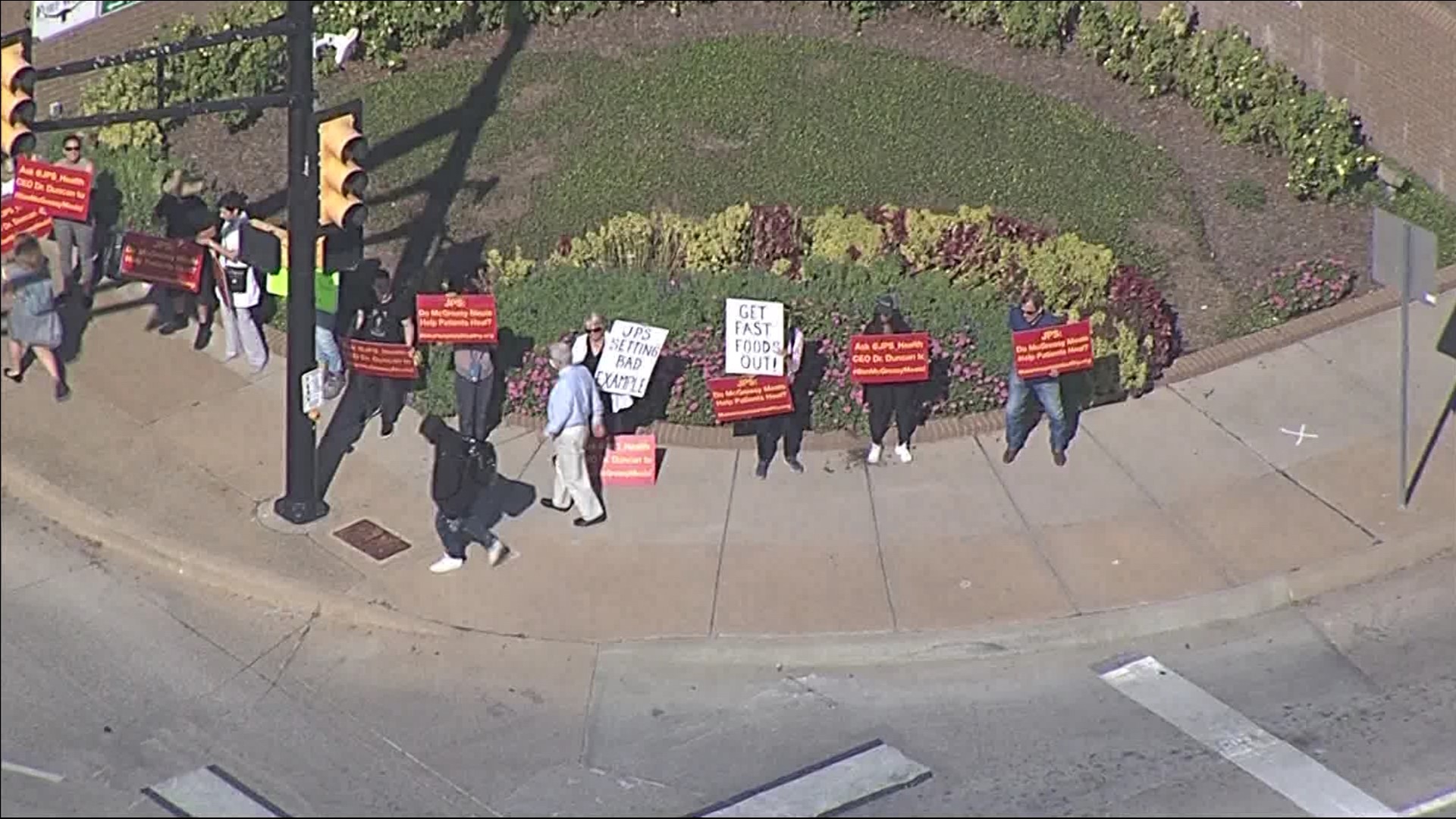Doctors protest outside JPS Hospital in Fort Worth, Texas | wfaa.com