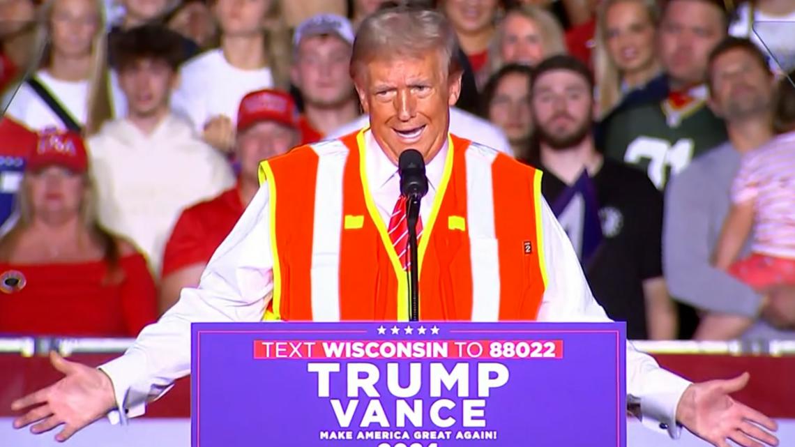 Donald Trump wears garbage worker vest during rally in Green Bay, WI ...