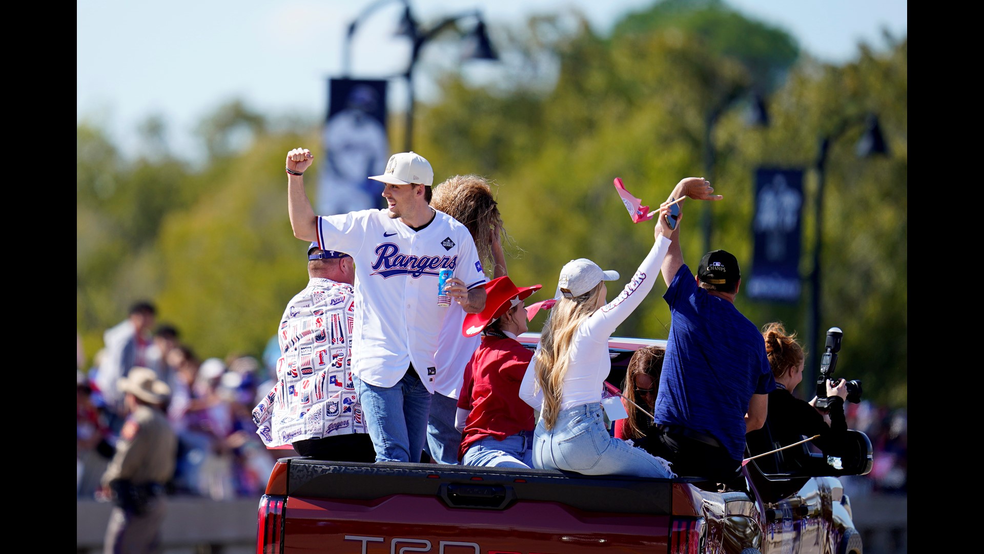 Rangers fans even accept Cardinals fan at World Series parade | wfaa.com
