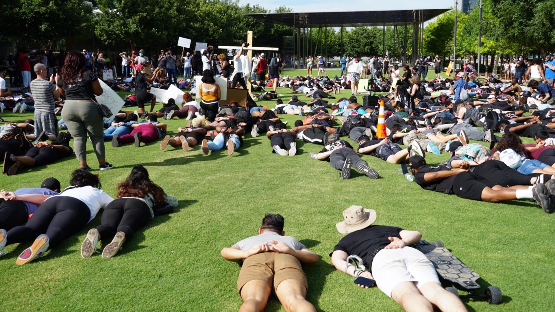 Police use tear gas to disperse protesters blocking West 7th Street ...