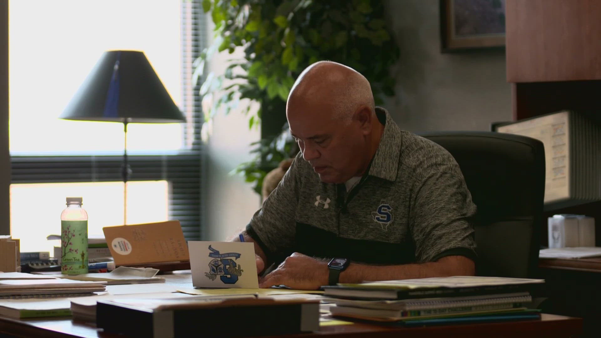 Mansfield graduating seniors get heartfelt notes from principal | wfaa.com