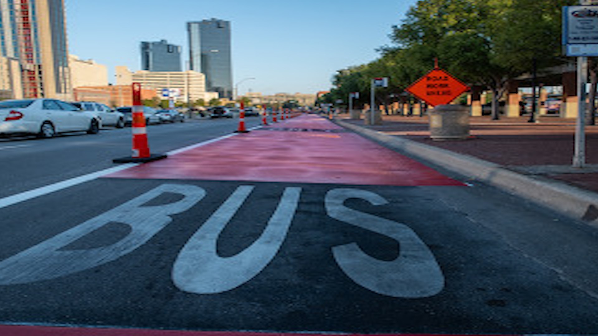 Fort Worth adds 1st red bus lane in downtown | wfaa.com