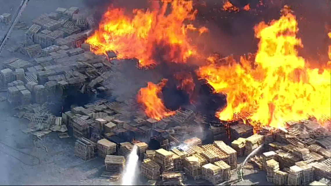 Crews battled massive 3-alarm pallet fire in Southern Dallas | wfaa.com