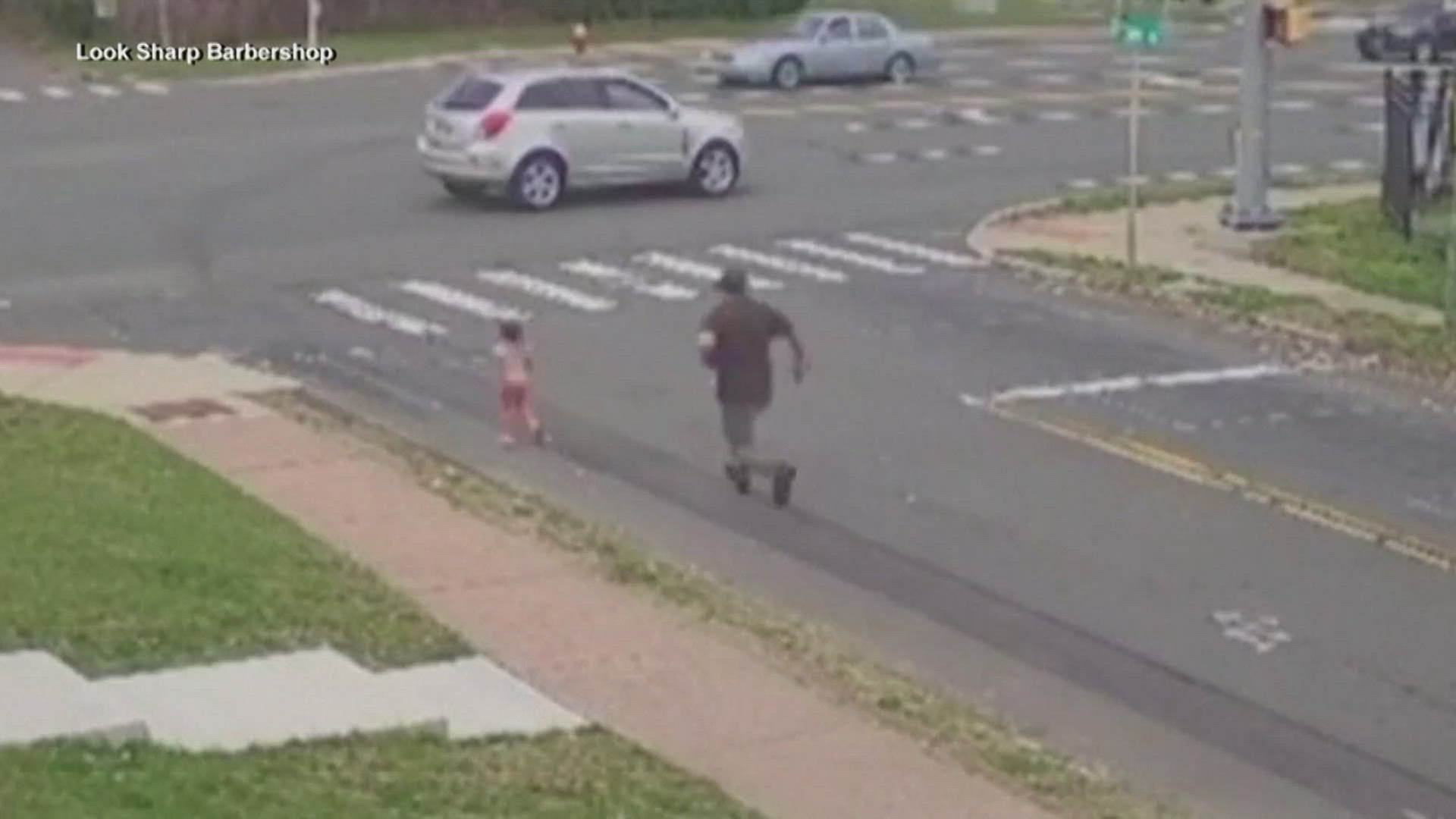 Barbers save young girl running toward intersection | wfaa.com