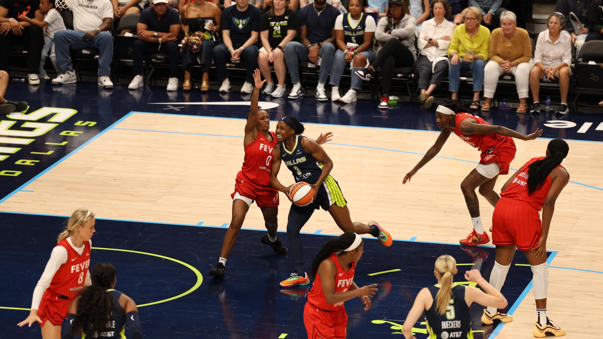 Fans celebrate WNBA stars at Dallas Wings game | wfaa.com