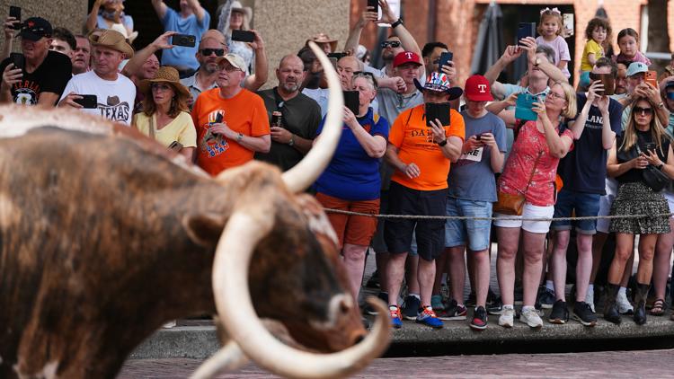 Croatia fans parade through downtown Dallas ahead of World Cup showdown ...