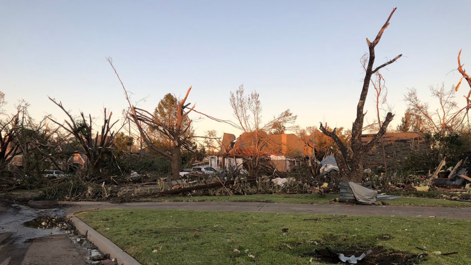 North Dallas neighborhood devastated after tornado rips through | wfaa.com