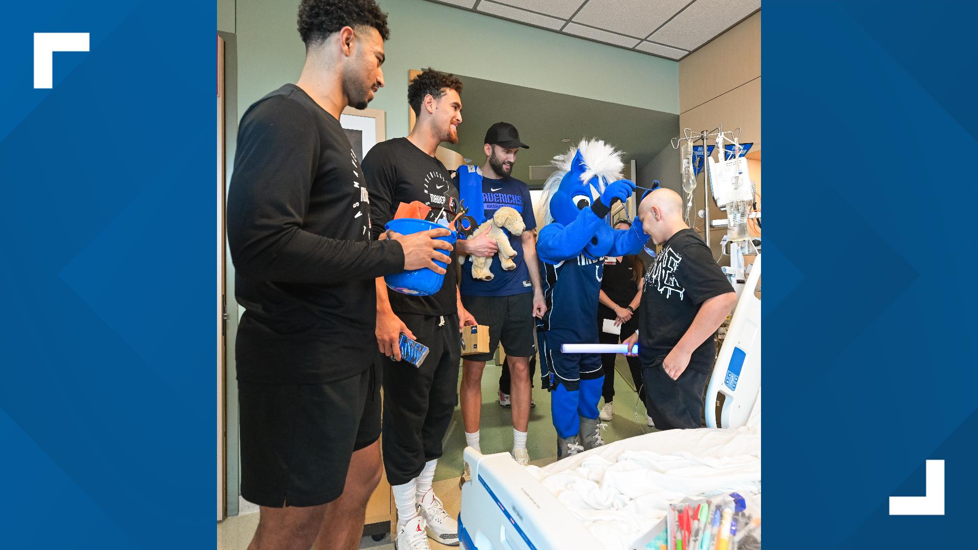 Dallas Mavs players visit patients in hospital ahead of Halloween ...
