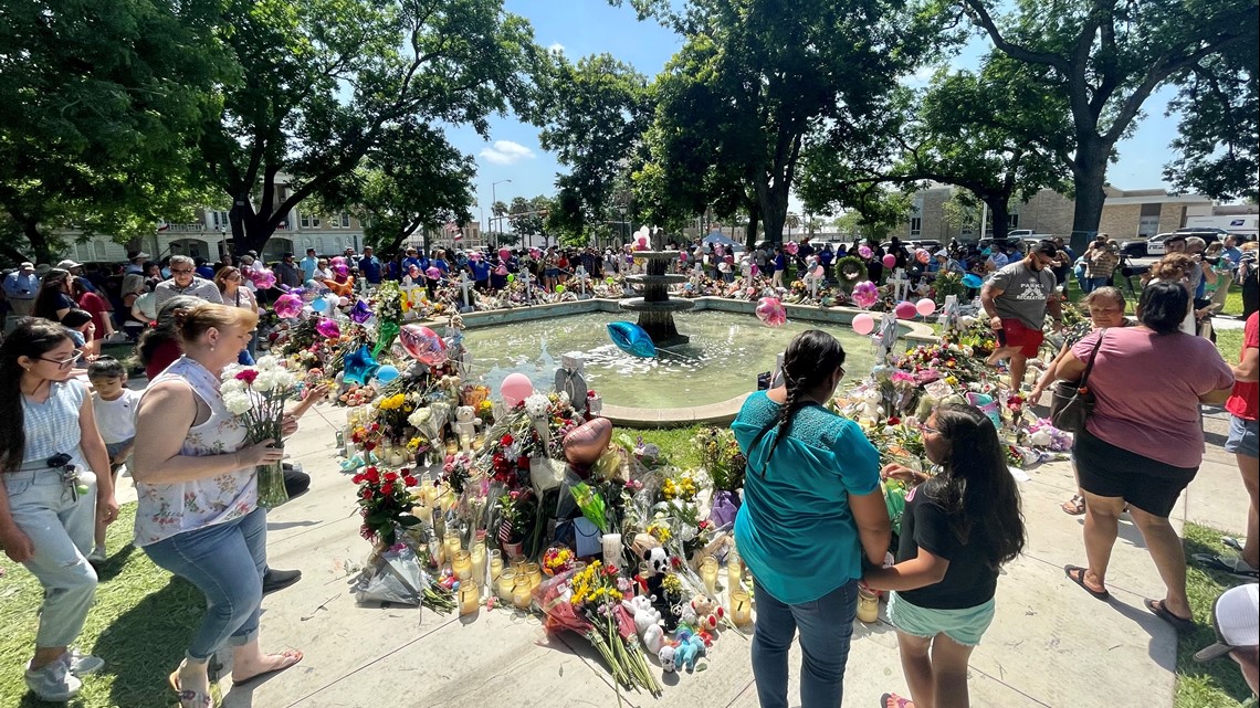 Uvalde school shooting: Crowds fill town square to honor victims | wfaa.com
