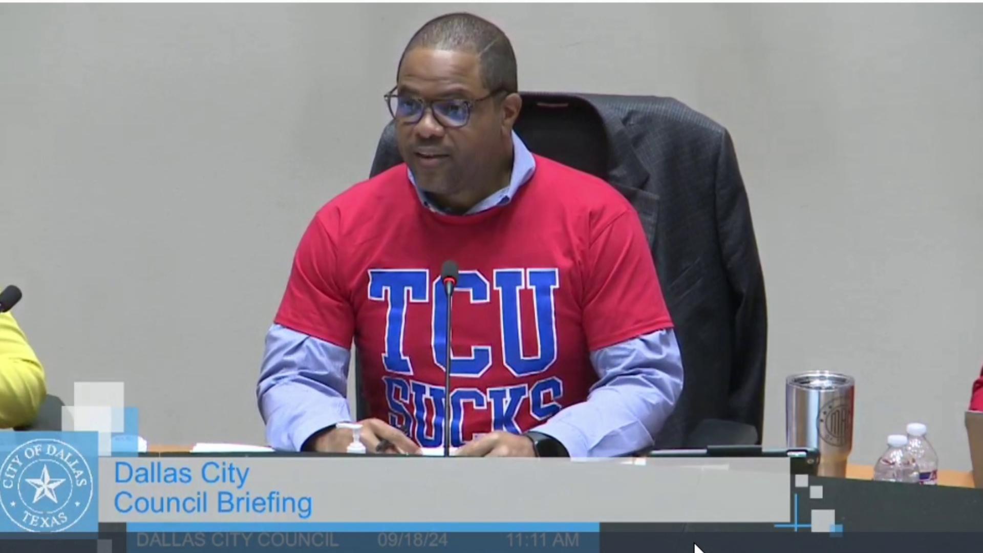 SMU vs. TCU: Dallas mayor wears 'TCU Sucks' shirt at meeting | wfaa.com