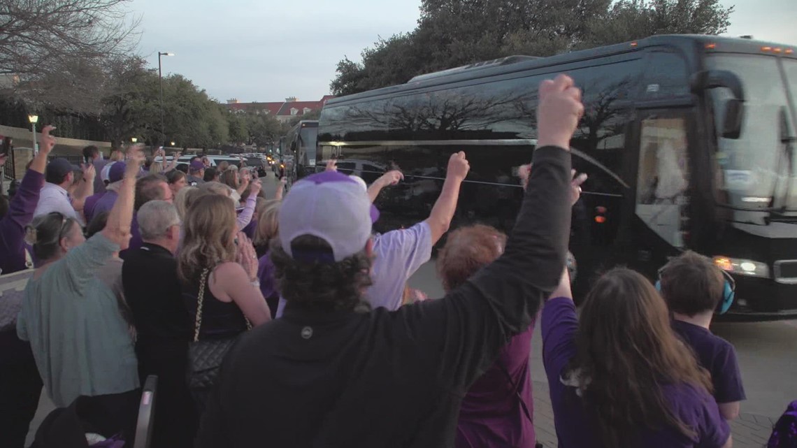 TCU fans welcome home football team in Fort Worth | wfaa.com
