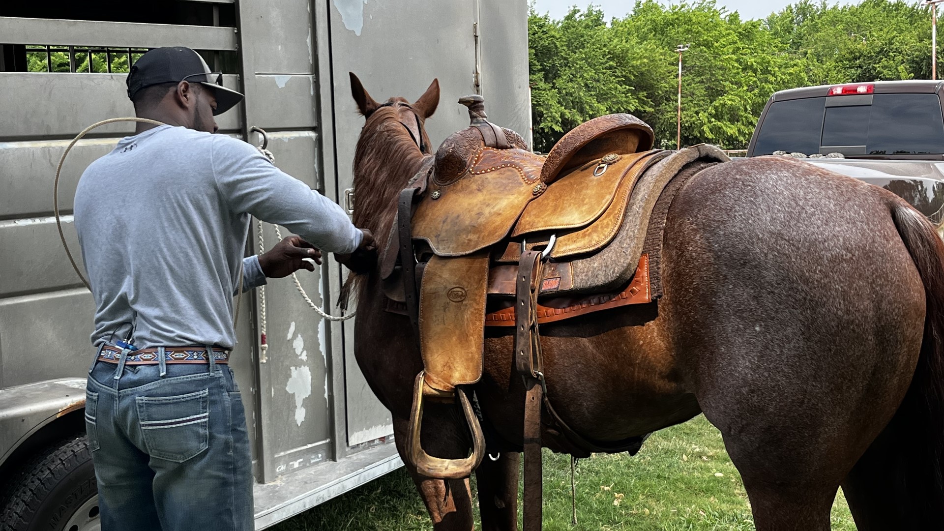 Fort Worth police officer training for Bill Pickett Rodeo | wfaa.com