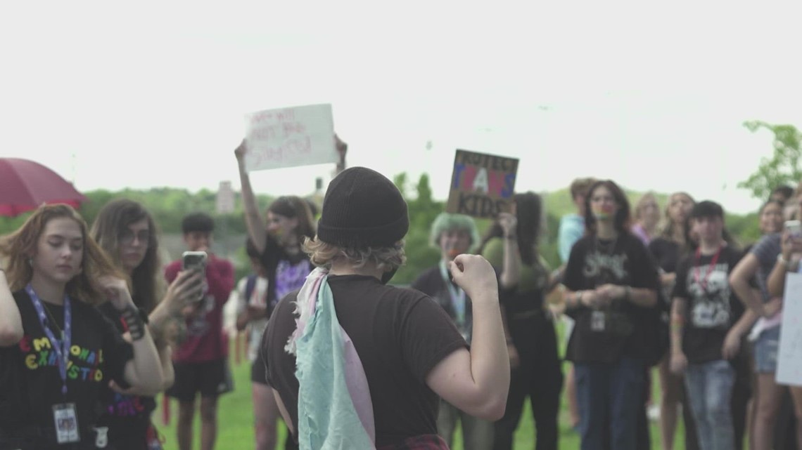 Grapevine HS students walkout over school's new policy on CRT, books ...