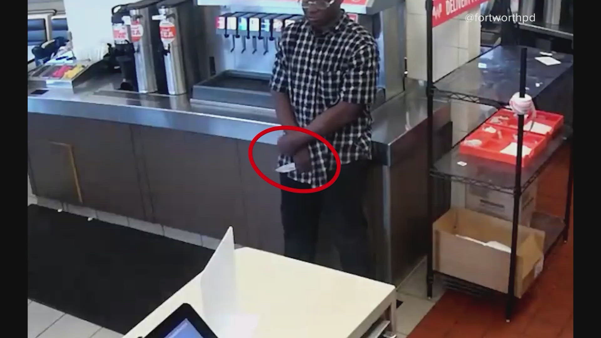 Fort Worth police seek suspect in Whataburger robbery | wfaa.com