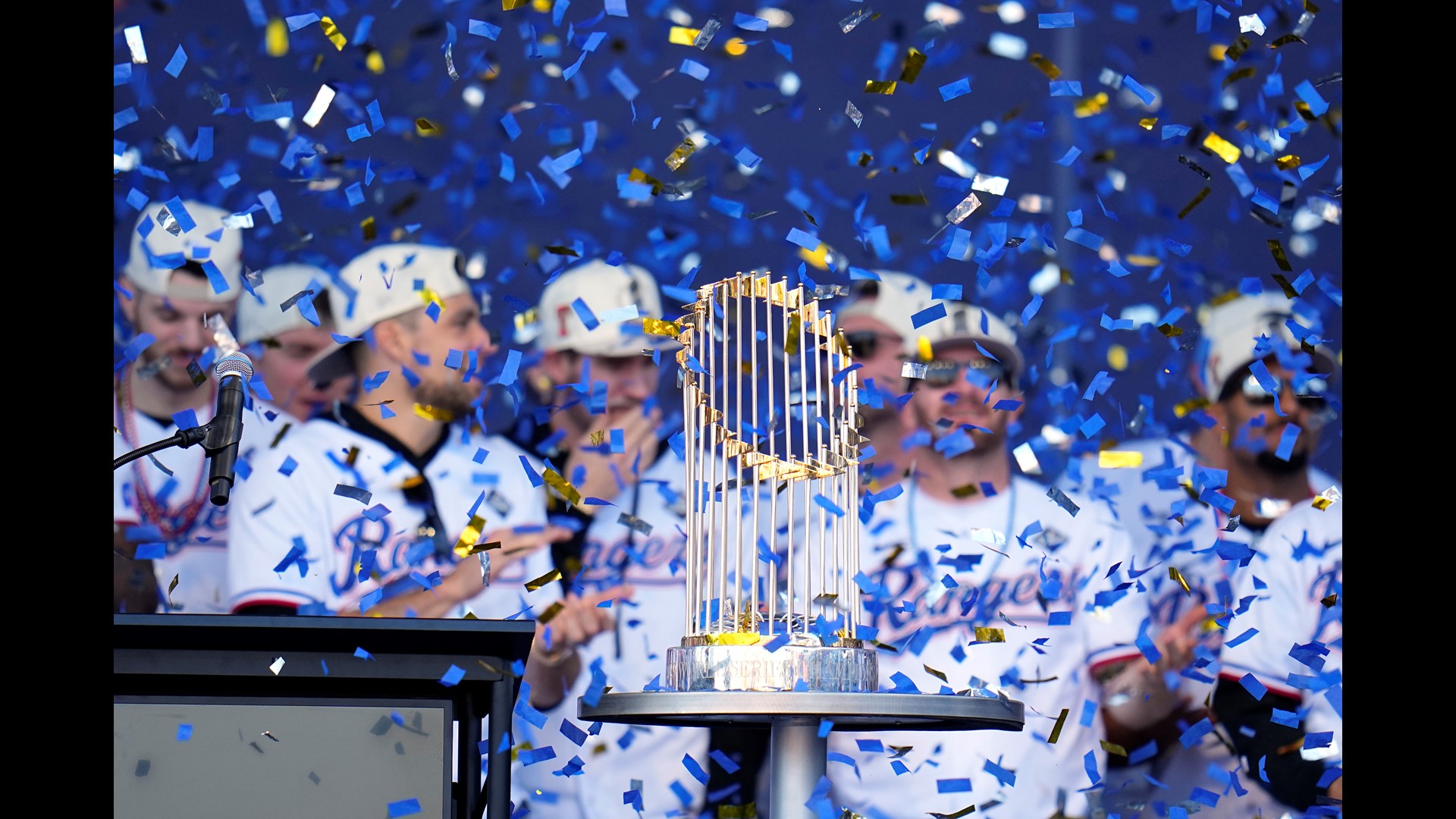 Rangers fans even accept Cardinals fan at World Series parade | wfaa.com