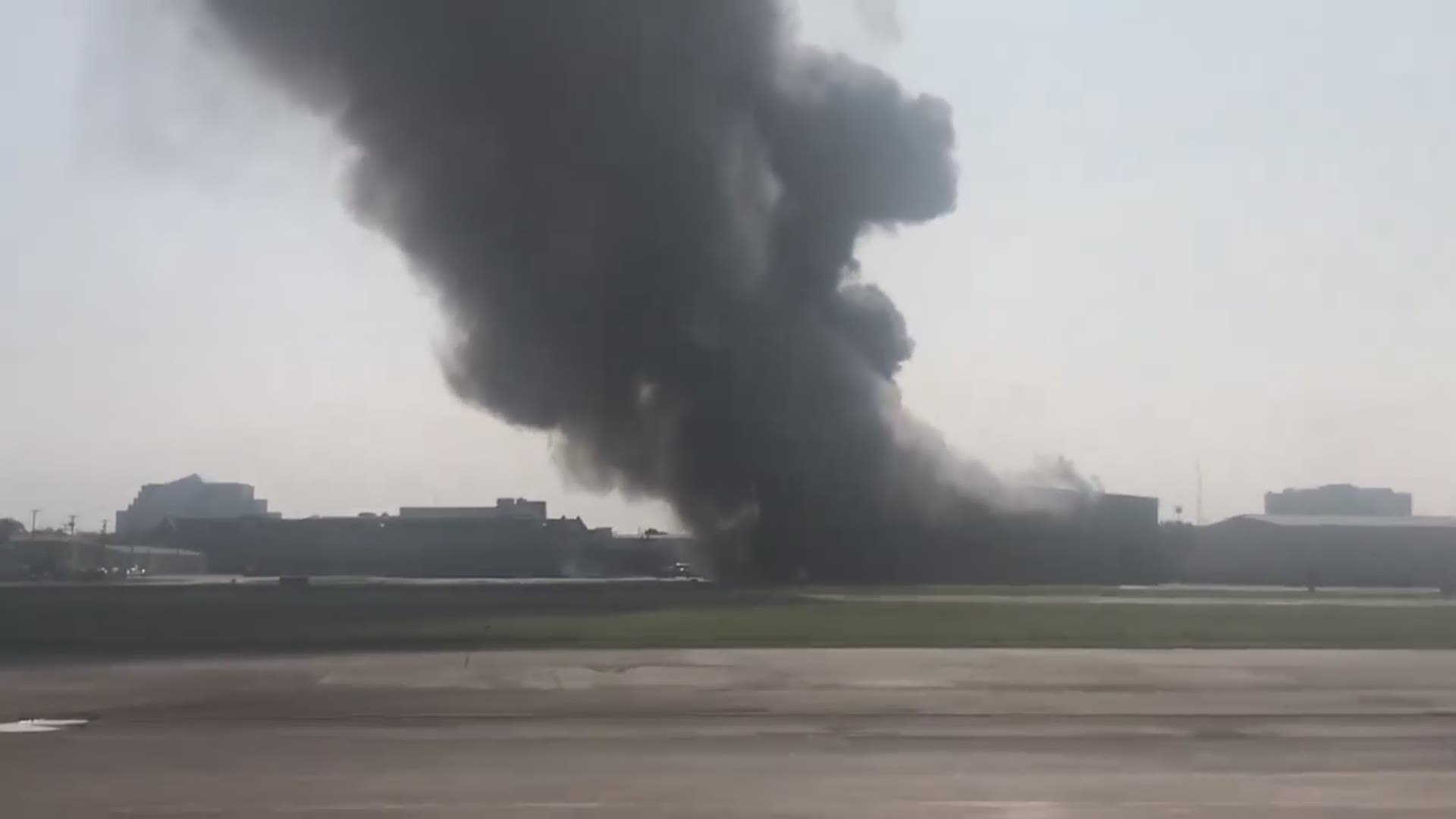 Plane crashes into hangar at Addison Municipal Airport | wfaa.com