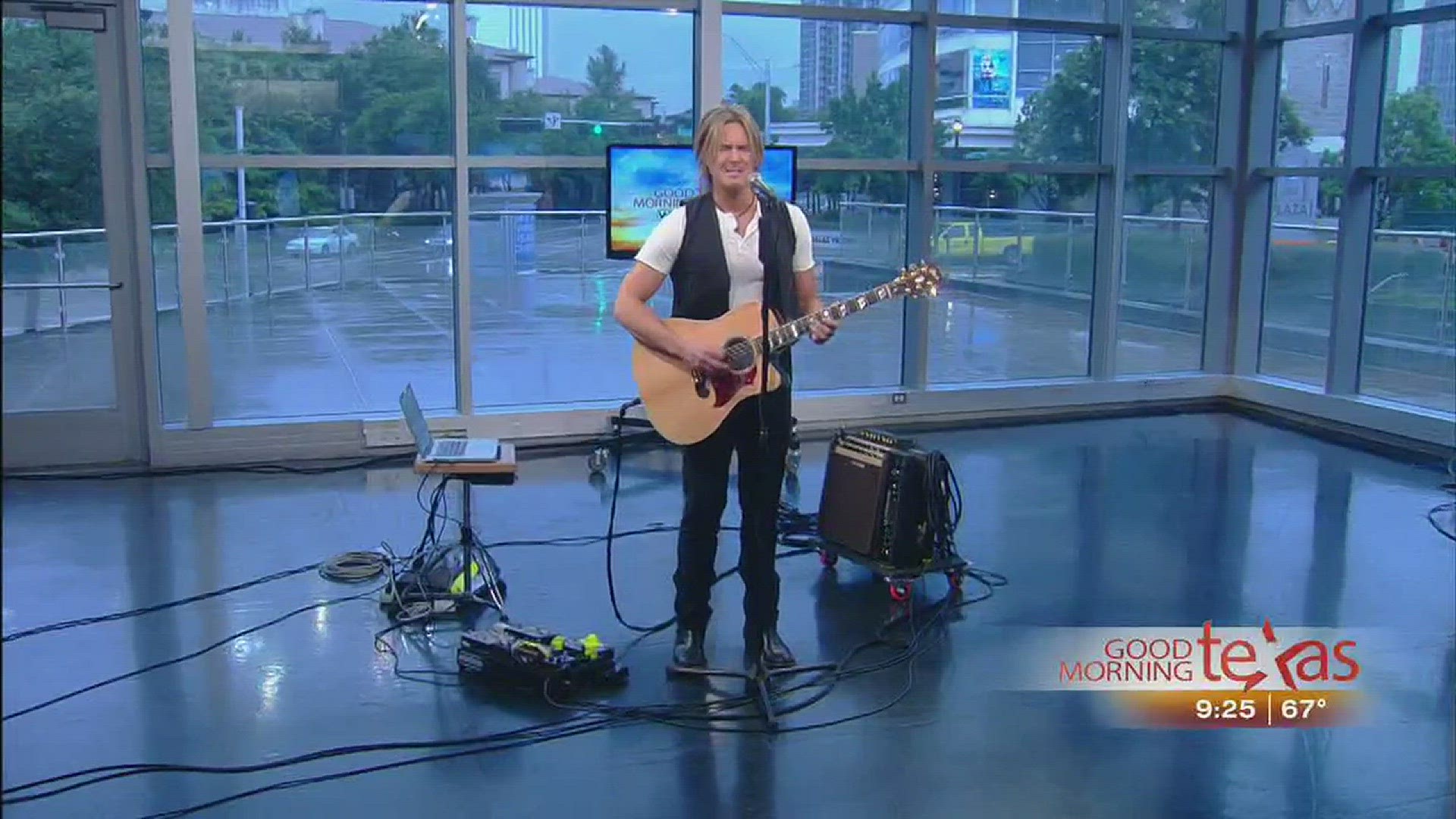 Aaron Hendra Performs on the GMT stage | wfaa.com