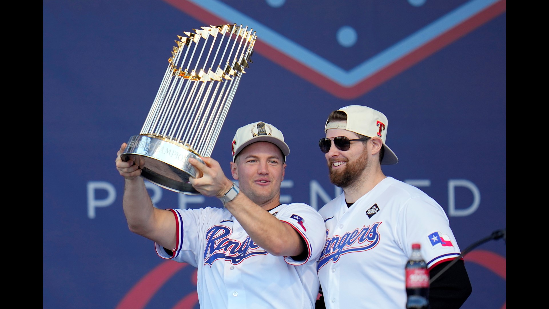Rangers fans even accept Cardinals fan at World Series parade | wfaa.com