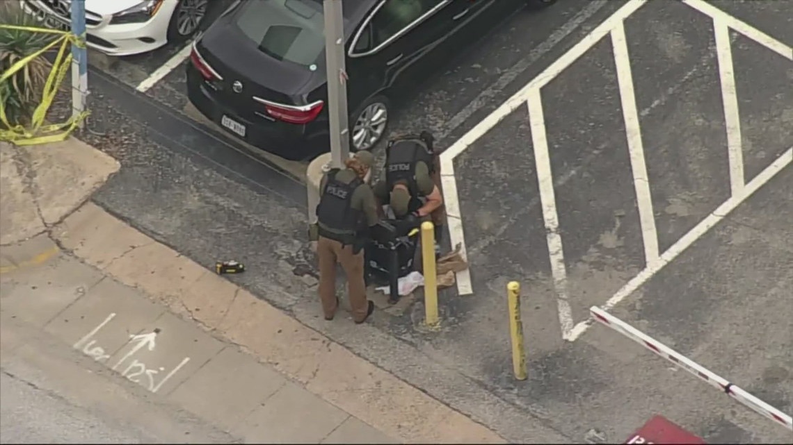 Suspicious package in Downtown Dallas cleared by DPD bomb squad | wfaa.com