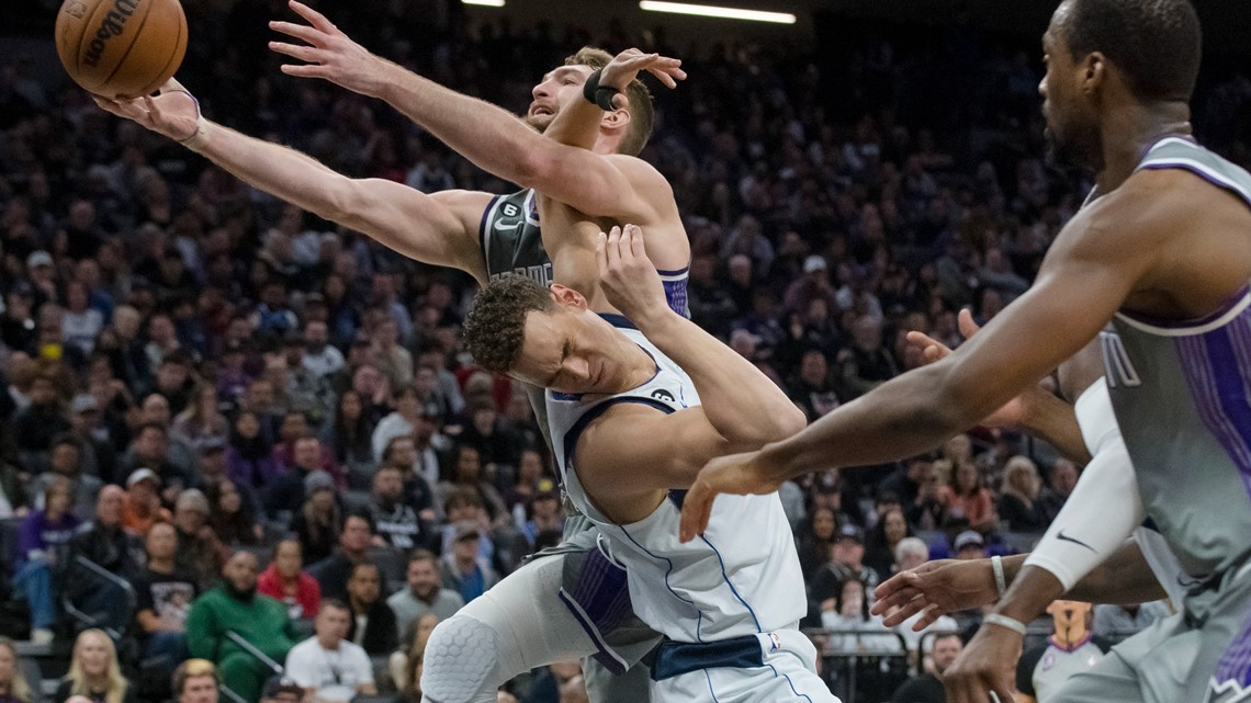 'Did Dwight Powell get hit in the face tonight?' videos go viral | wfaa.com