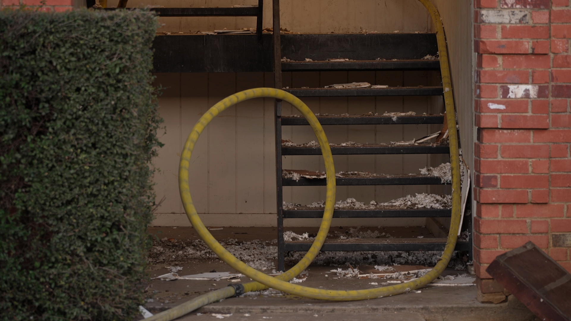 Wind-spread fire damages Arlington apartments, 1 rescued | wfaa.com